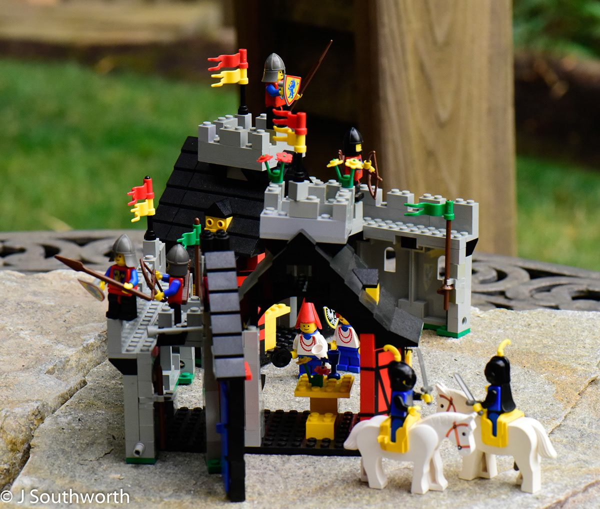james southworth - Lego 6067 10000 Guarded Inn