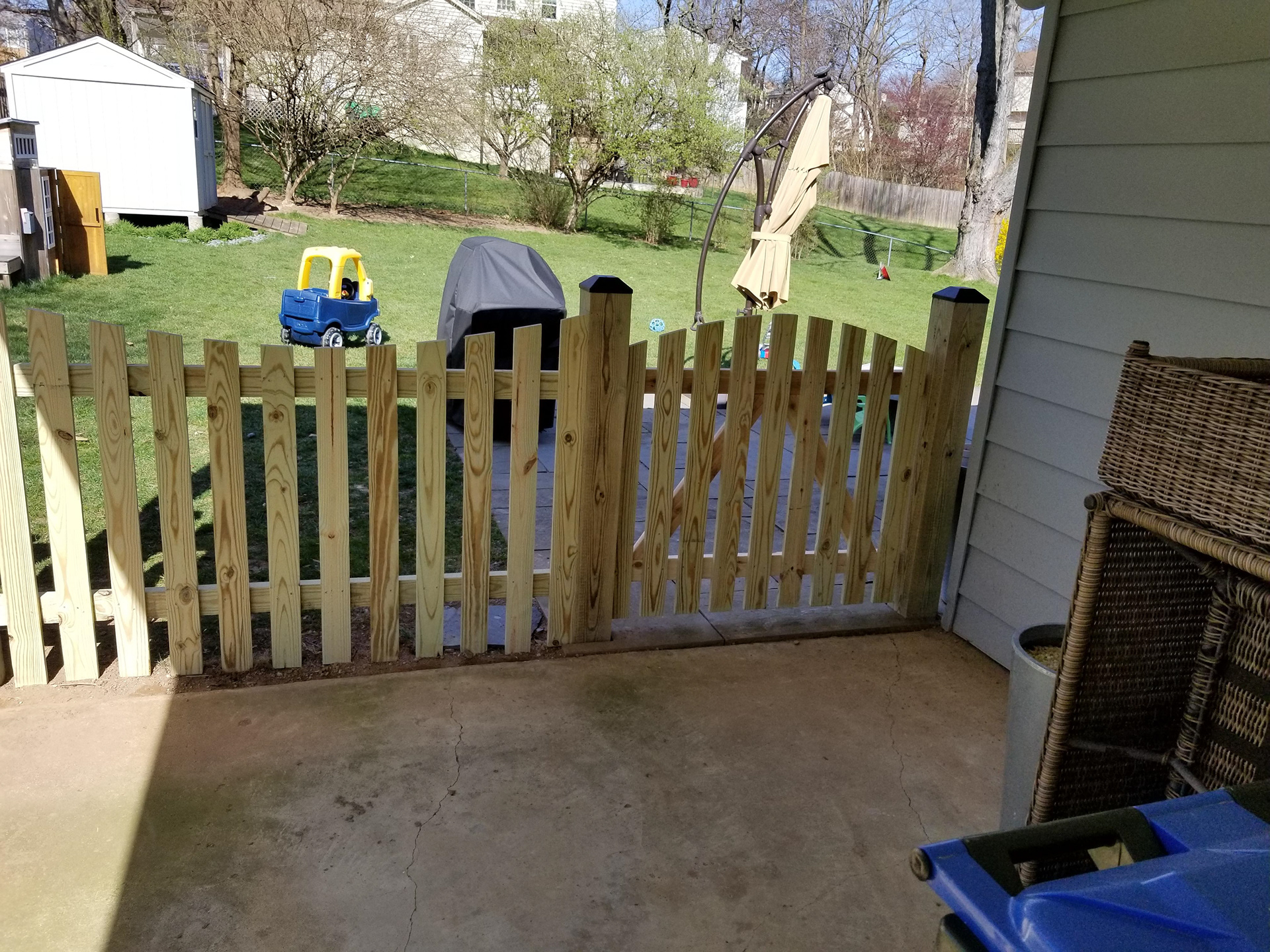 MetroGreen Fences, Decks, Porches & Remodeling - 4' Picket Fence